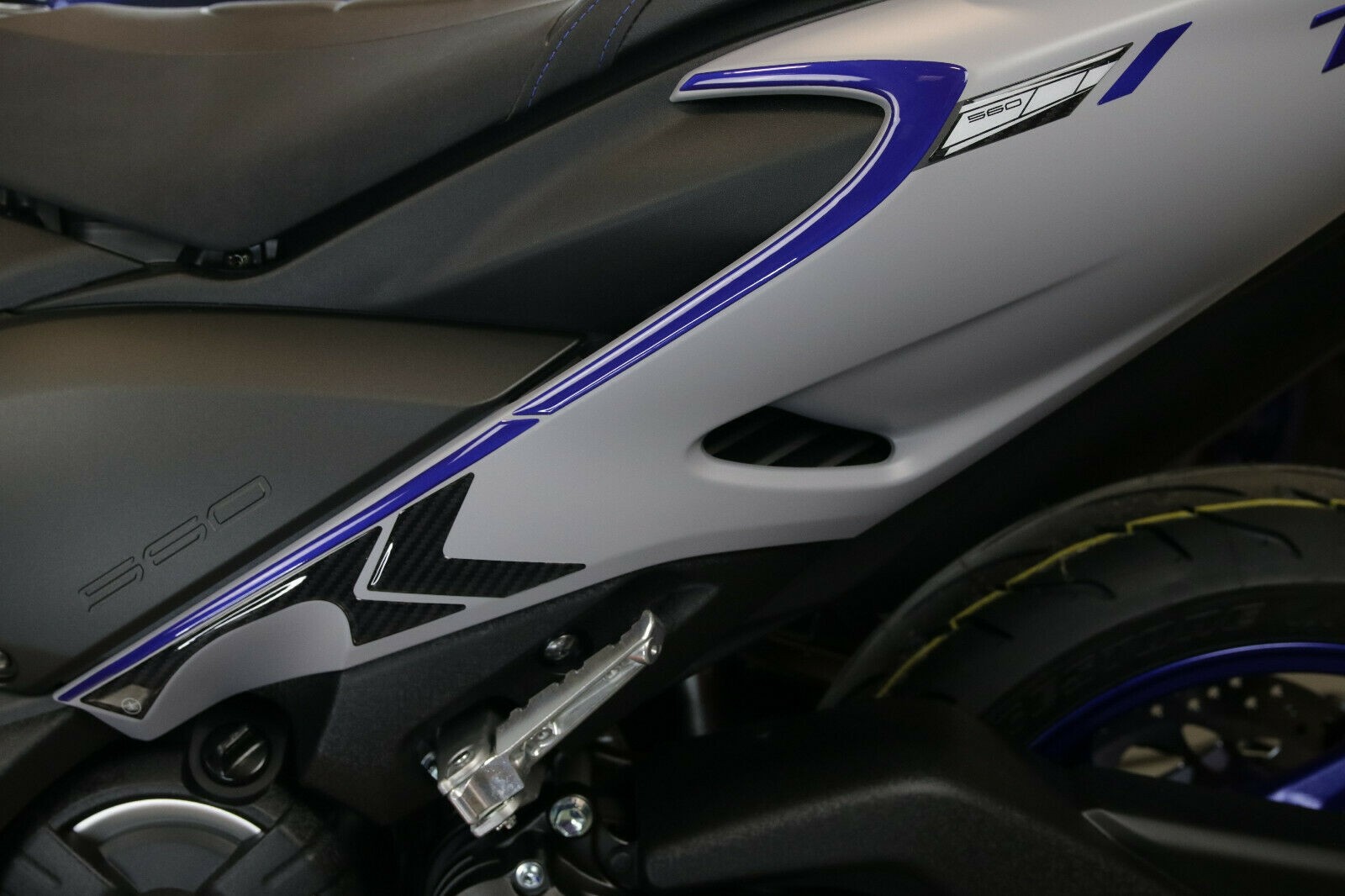 Kit ADESIVI in GEL 3D compatibili YAMAHA Tmax 560 2020-21 carbon look ...