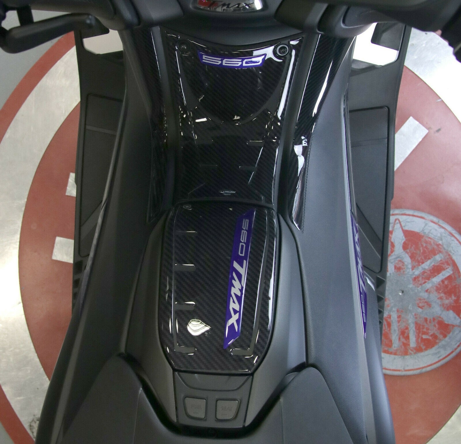 Kit ADESIVI in GEL 3D compatibili YAMAHA Tmax 560 2020-21 carbon look ...