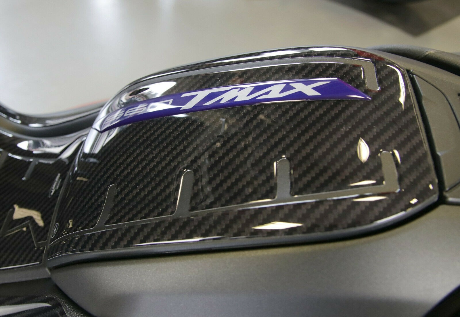 Kit ADESIVI in GEL 3D compatibili YAMAHA Tmax 560 2020-21 carbon look ...